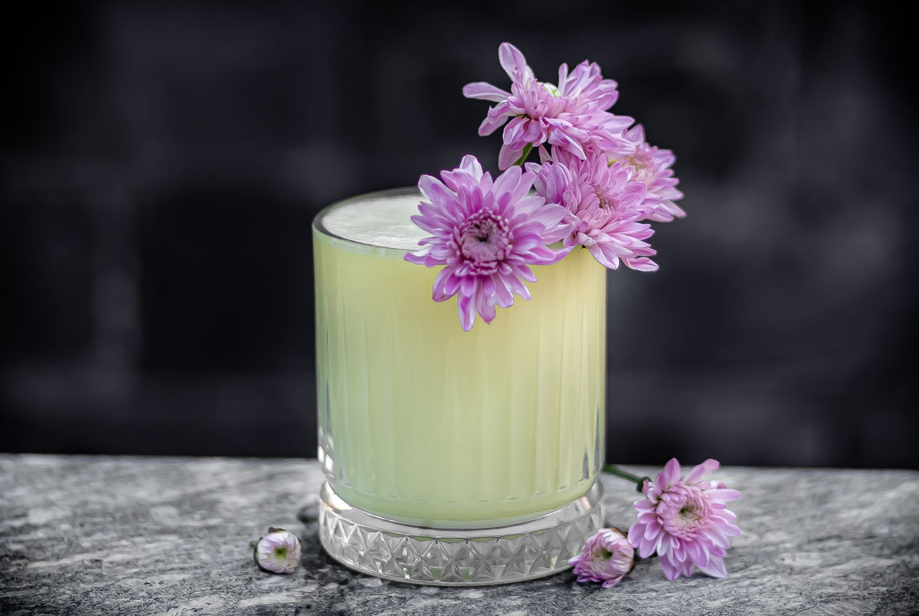 Enjoy the Sweet Summer Breeze with a Lemon Chamomile Cocktail - Perfect ...
